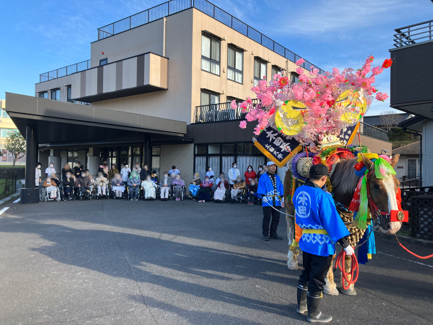 初午祭の御神馬 施設訪問がありました｜JOYメディカルクリニック／介護医療院おはな